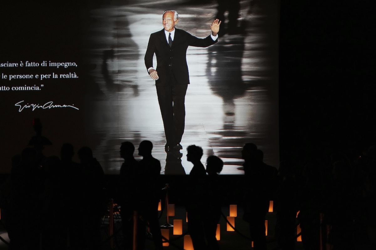 Hundreds of ordinary mourners and VIPs pay last respects to Italian ...